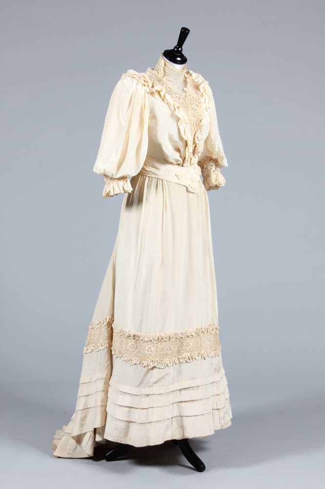 Lot 61 - An ivory silk bridal gown, 1906, comprising: