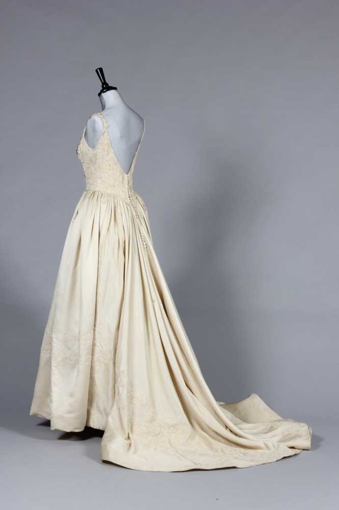 Lot 342 - A Pierre Balmain couture ball/bridal gown,