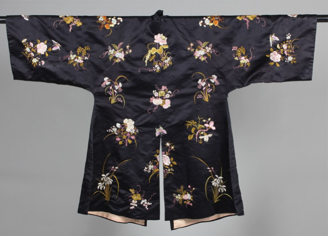 Lot 379 - A lady's informal robe, chang-fu, Chinese,