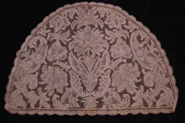 Lot 252 - A Flemish bobbin lace cap back, mid 18th