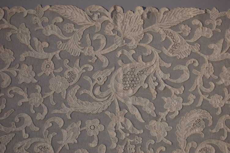 Lot 284 - A Burano needlepoint lace stole, late 19th