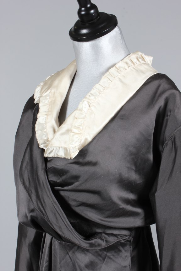 Lot 197 - A rare directoire style tailored ladies'