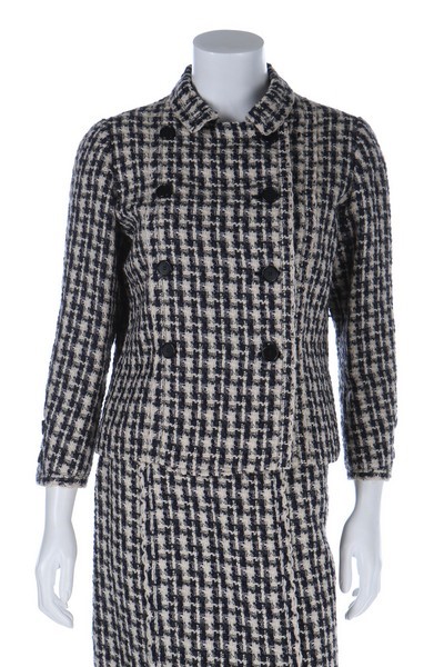 Lot 36 - A Chanel couture tweed suit, 1971, labelled