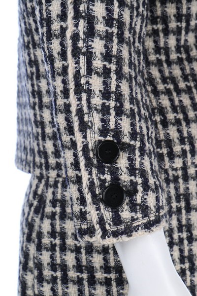 Lot 36 - A Chanel couture tweed suit, 1971, labelled
