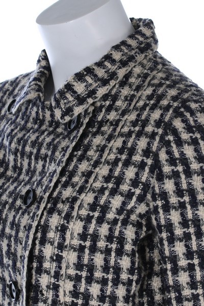 Lot 36 - A Chanel couture tweed suit, 1971, labelled