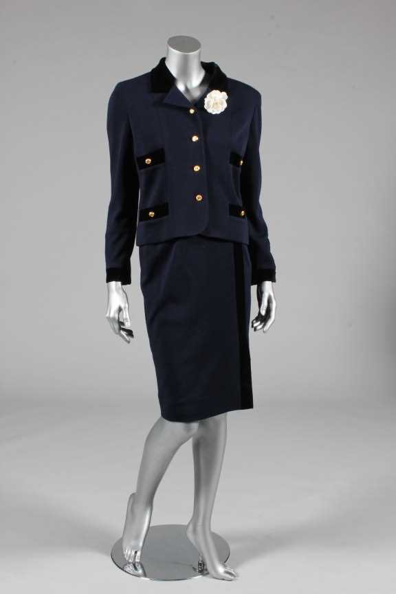 Lot 22 - A Chanel navy jersey suit, 1990s, boutique