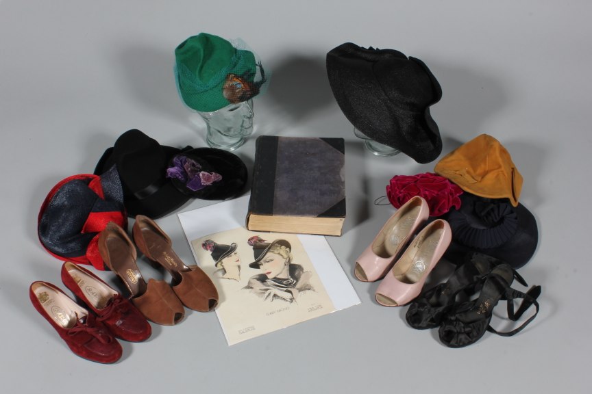 Lot 431 - A group of 1940s accessories, including a
