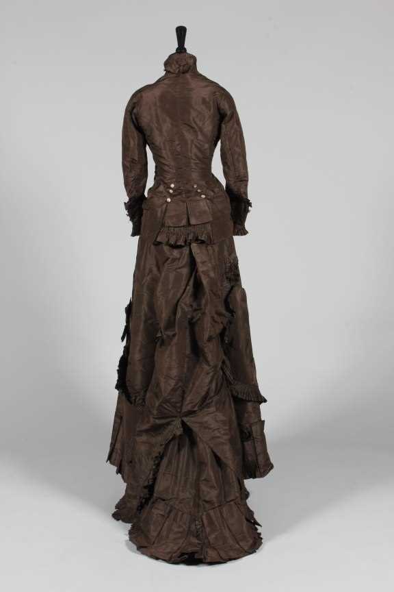 Lot 323 - A chocolate brown taffeta promenade gown,