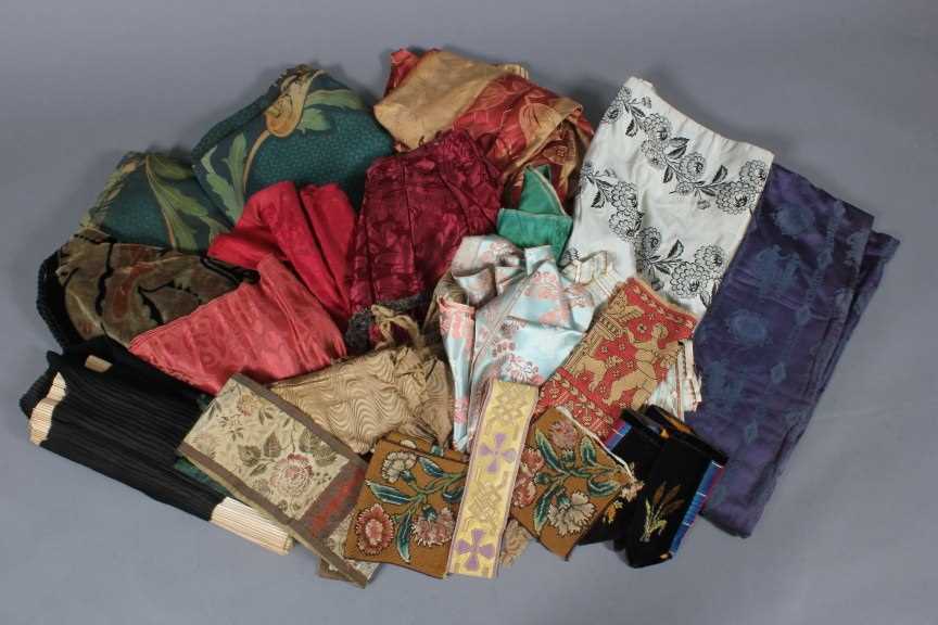 Lot 252 - A group of fabrics, including damask loom