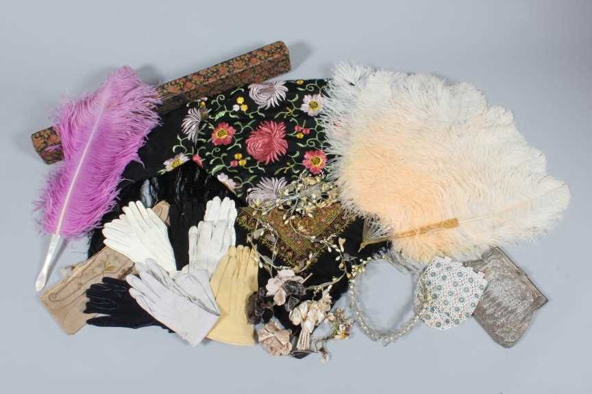 Lot 128 - A general group of accessories, including