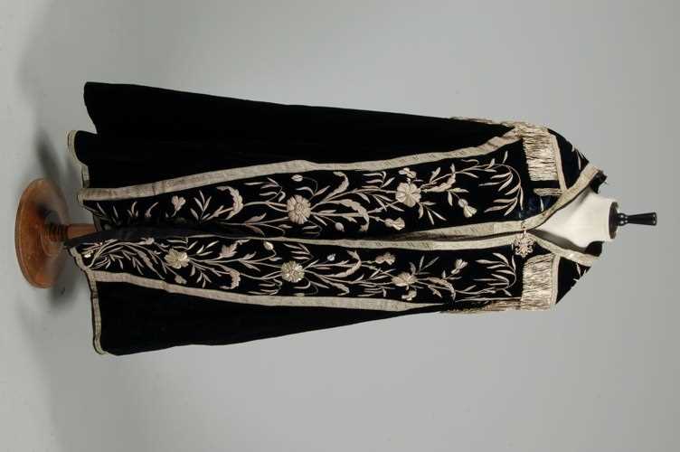 Lot 78 - A general group of European textiles,