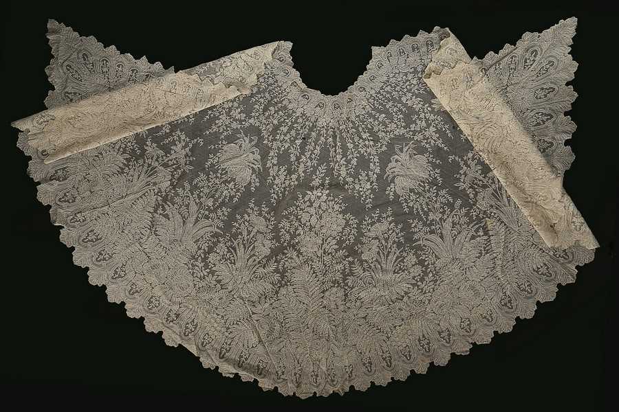 Lot 335 - A large general group of lace, mainly