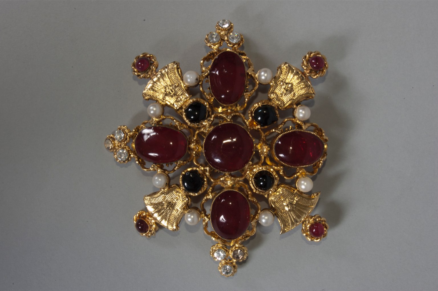 Lot 23 - A brooch/pendant, probably Goossens for