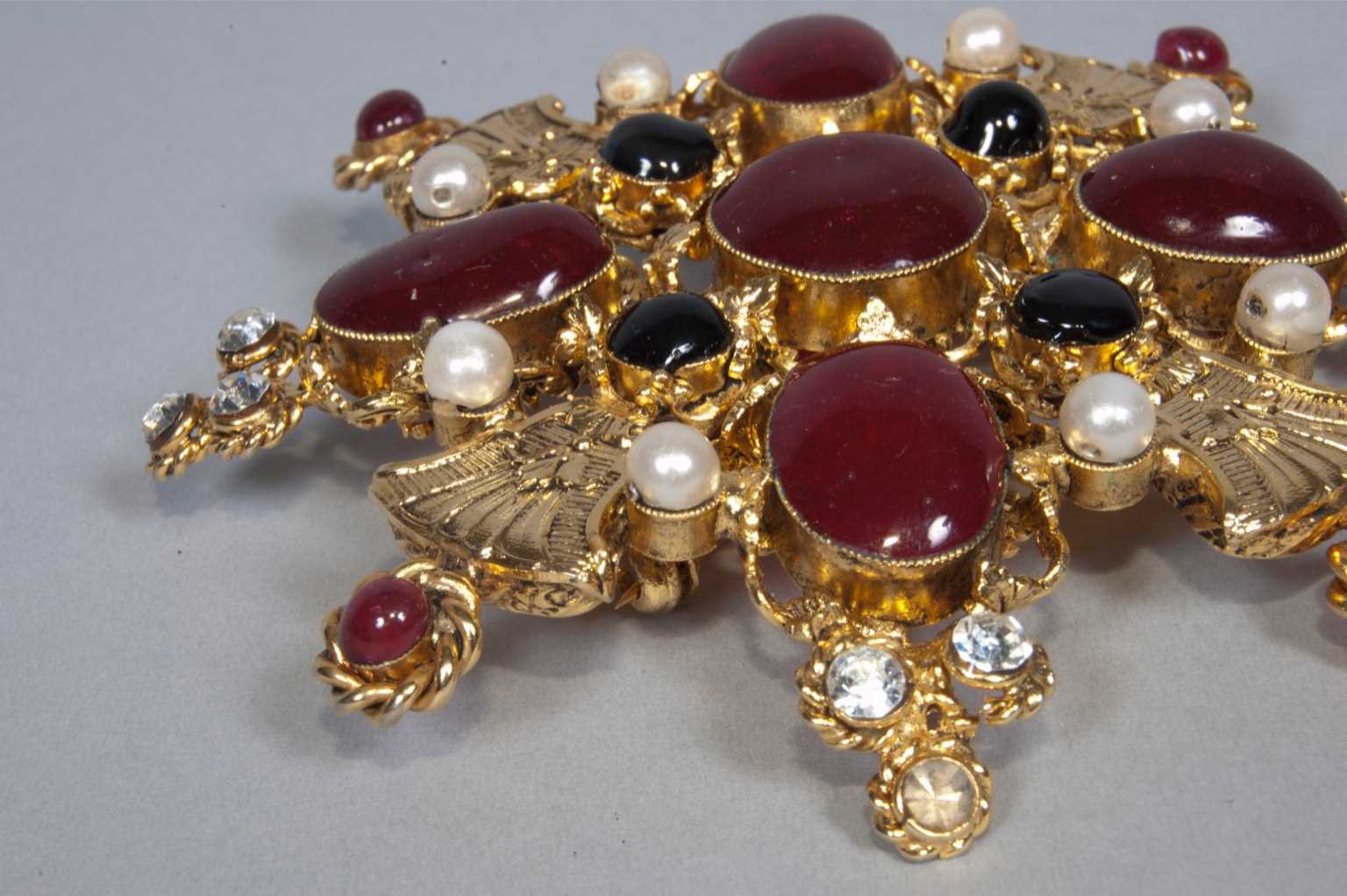 Lot 23 - A brooch/pendant, probably Goossens for