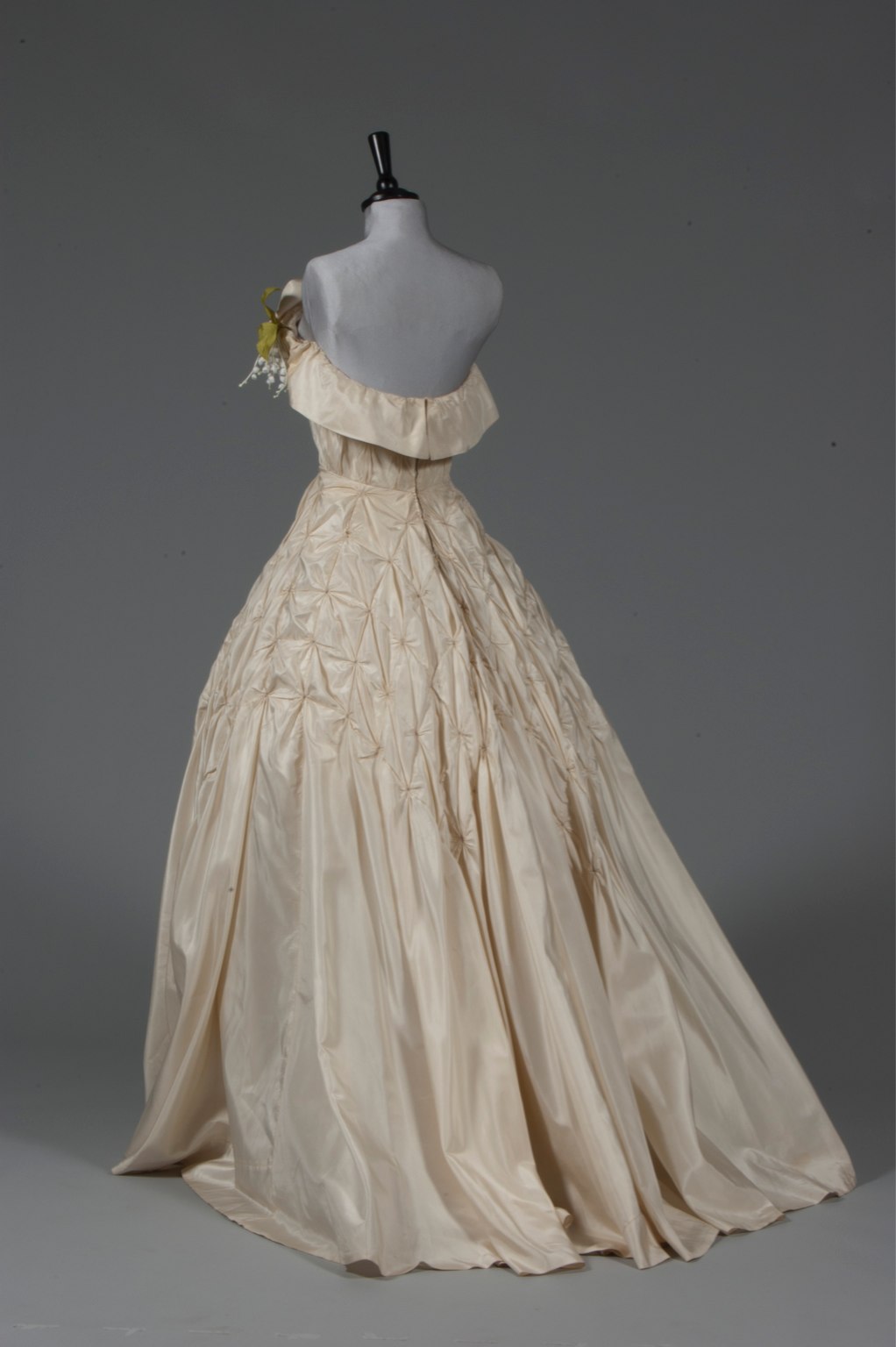 Lot 123 - A Serge Kogan couture ivory taffeta