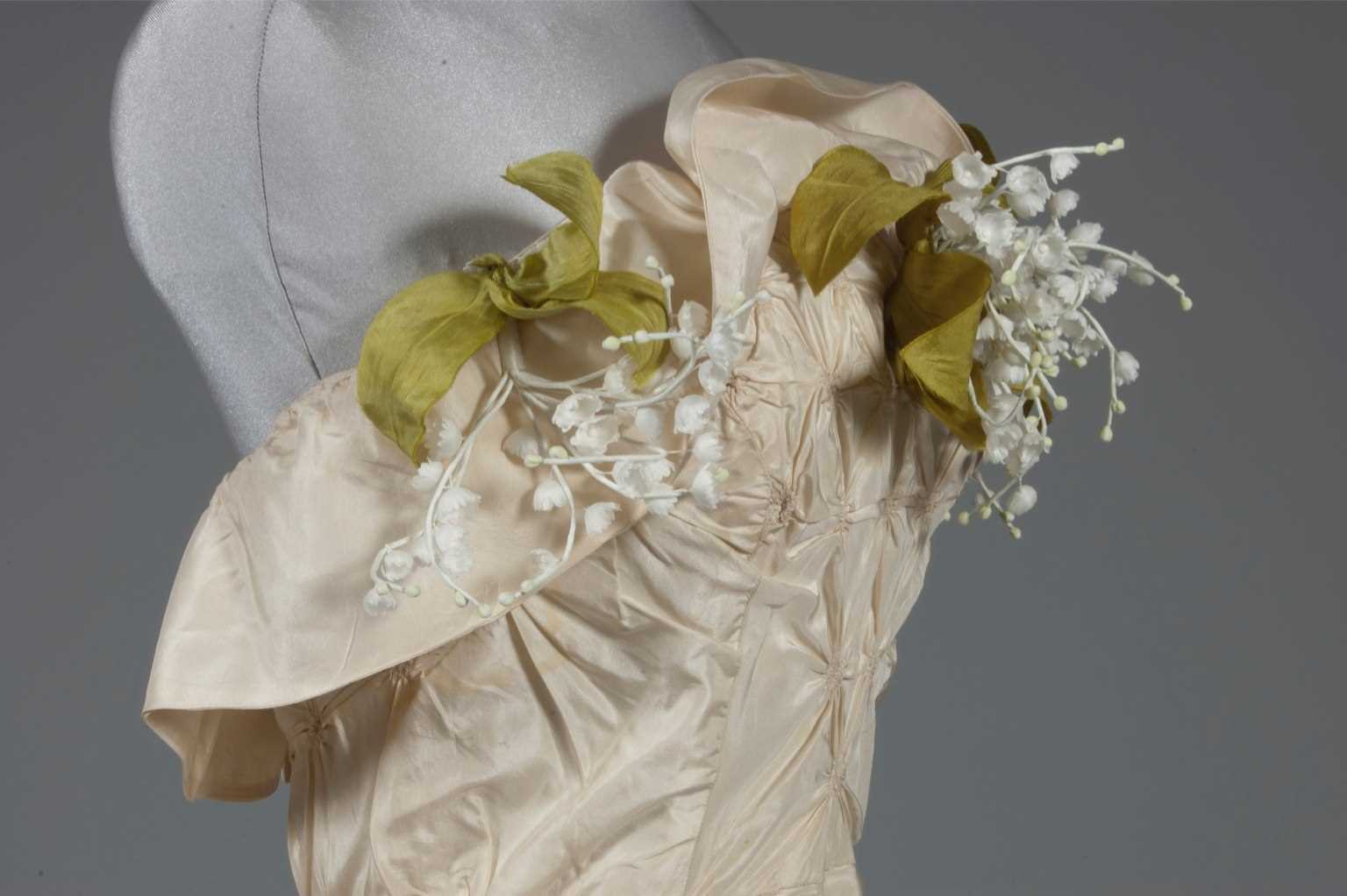 Lot 123 - A Serge Kogan couture ivory taffeta