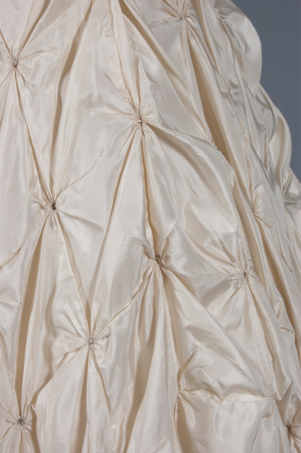 Lot 123 - A Serge Kogan couture ivory taffeta
