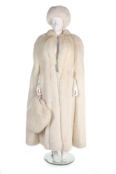 Lot 13 - A Bonnie Manfred Bogner arctic fox fur cape,