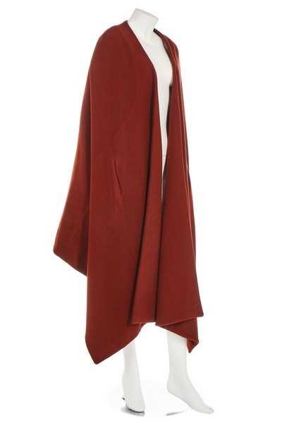 Lot 149 - A Sybilla pour Gibo brick-red wool cloak,