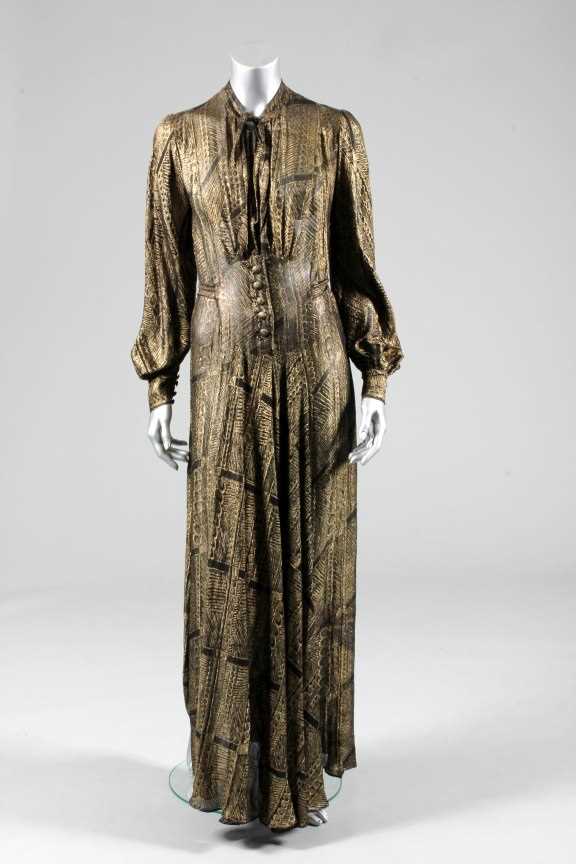 Lot 129 - A Douillet-Doucet gold lamé evening gown,