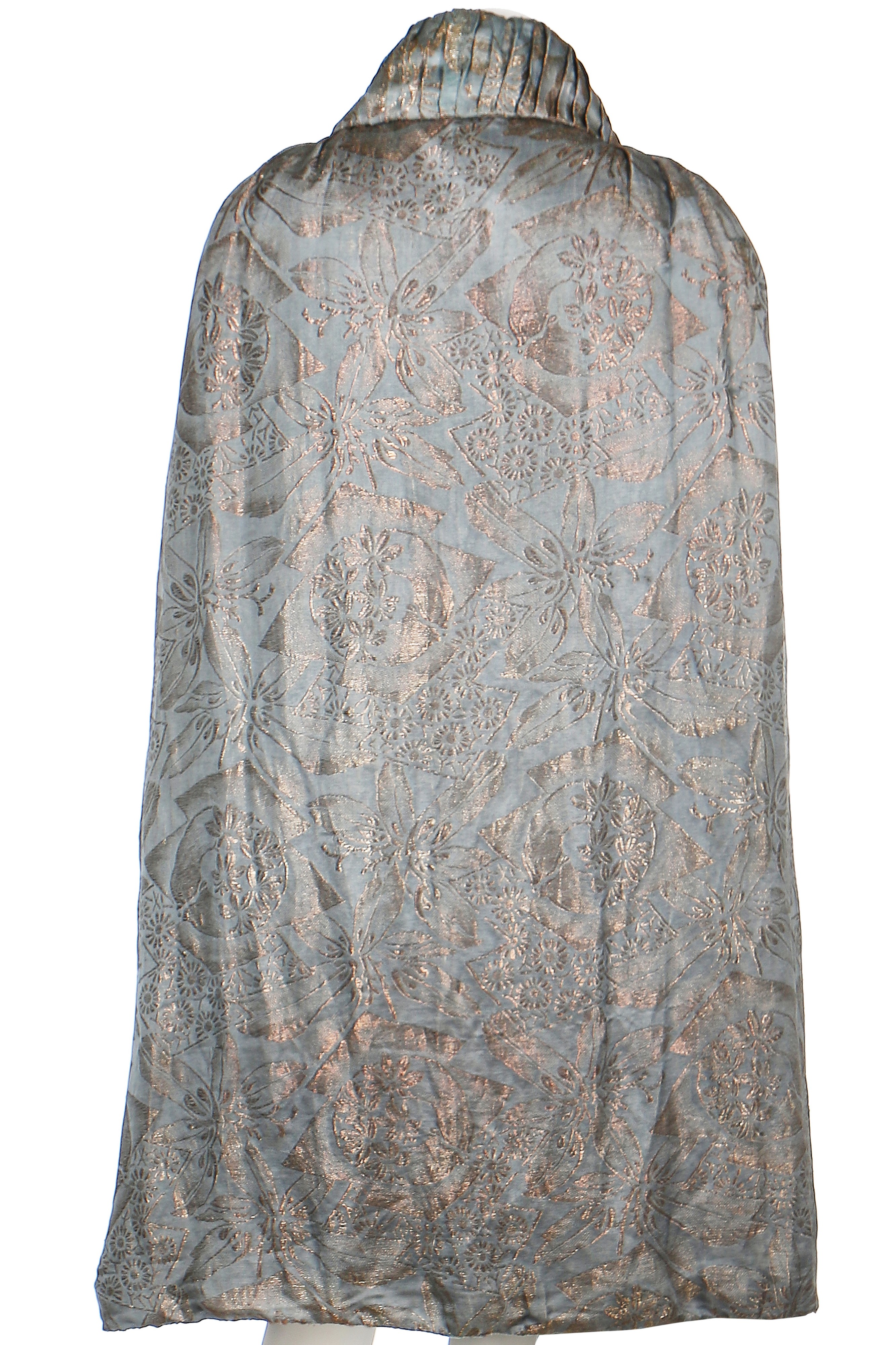 Lot 21 - A lamé evening cloak in shades of blue and