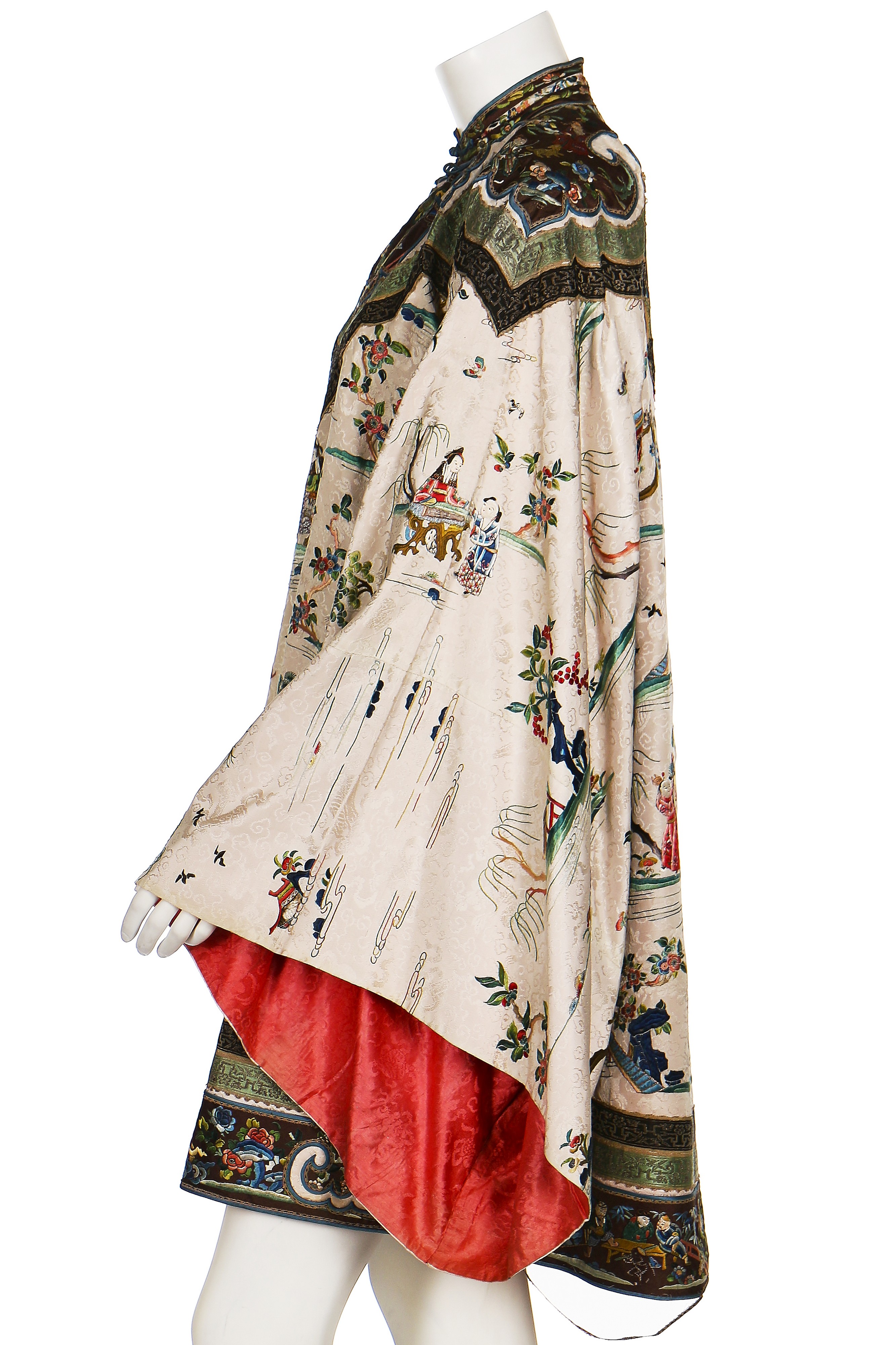 Lot 401 - A fine ladies’ informal robe, Changfu,