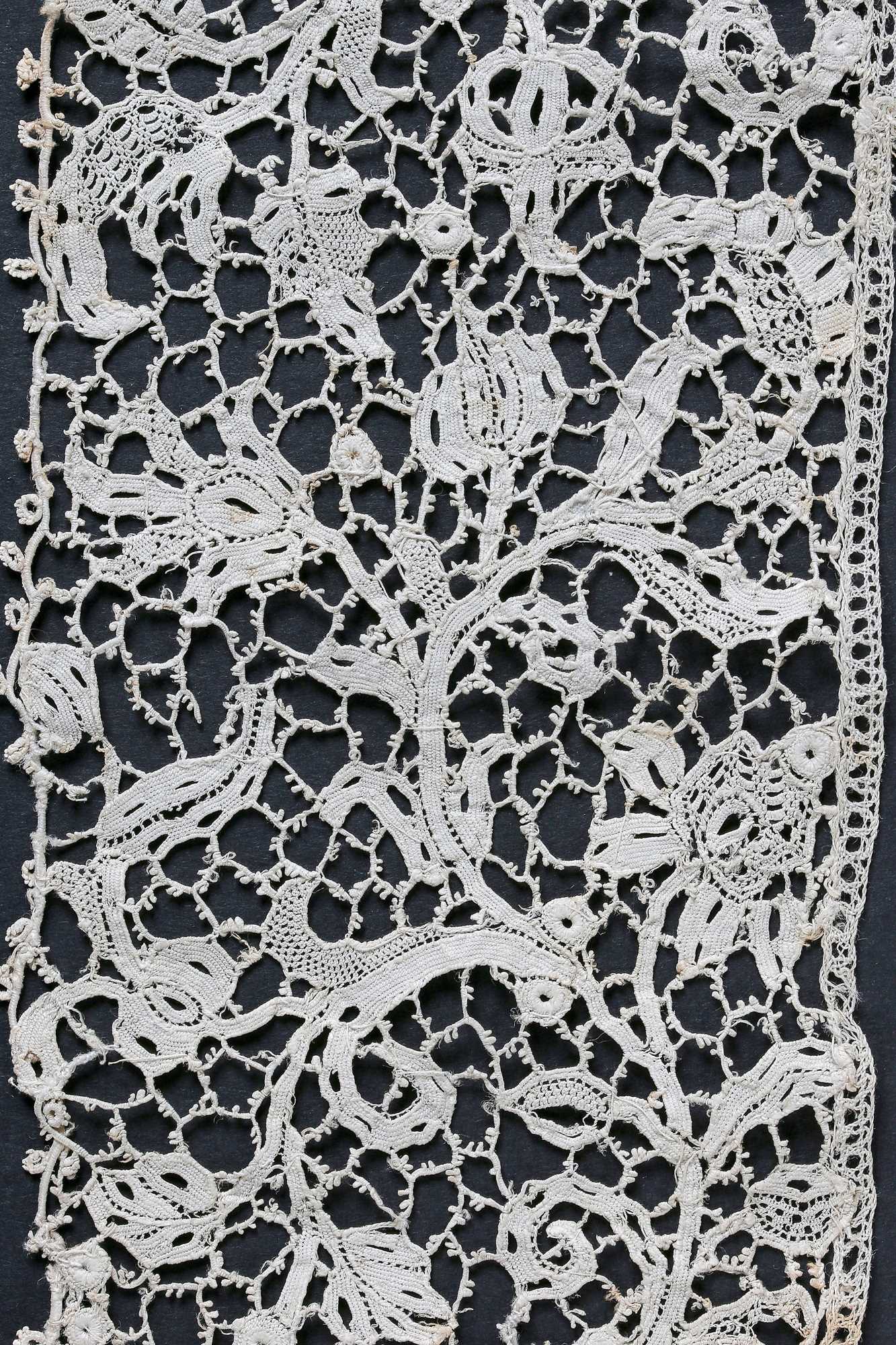 Lot 254 - A good group of Italian needlepoint lace and