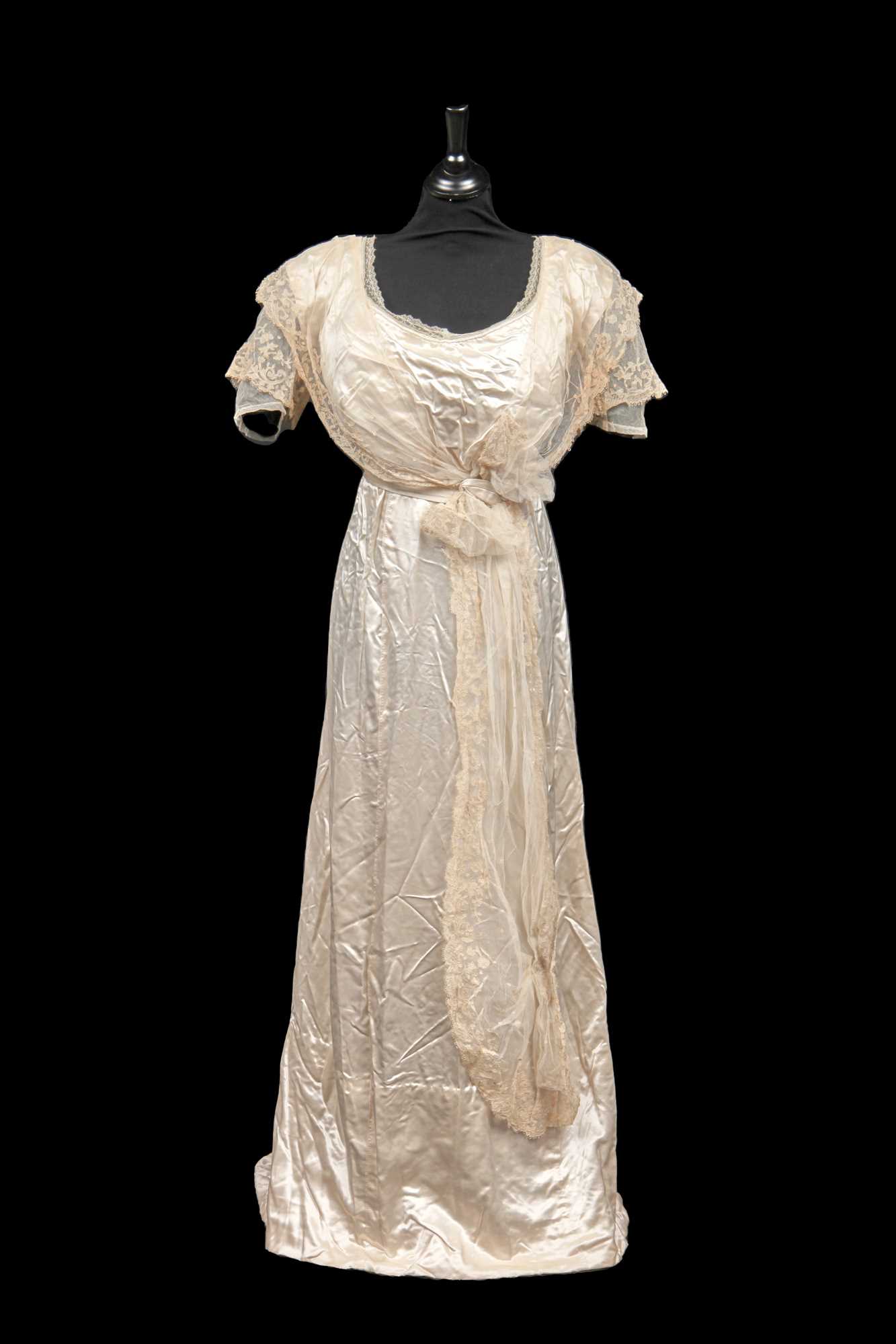 Lot 456 - A group of lace, lace-edged garments and