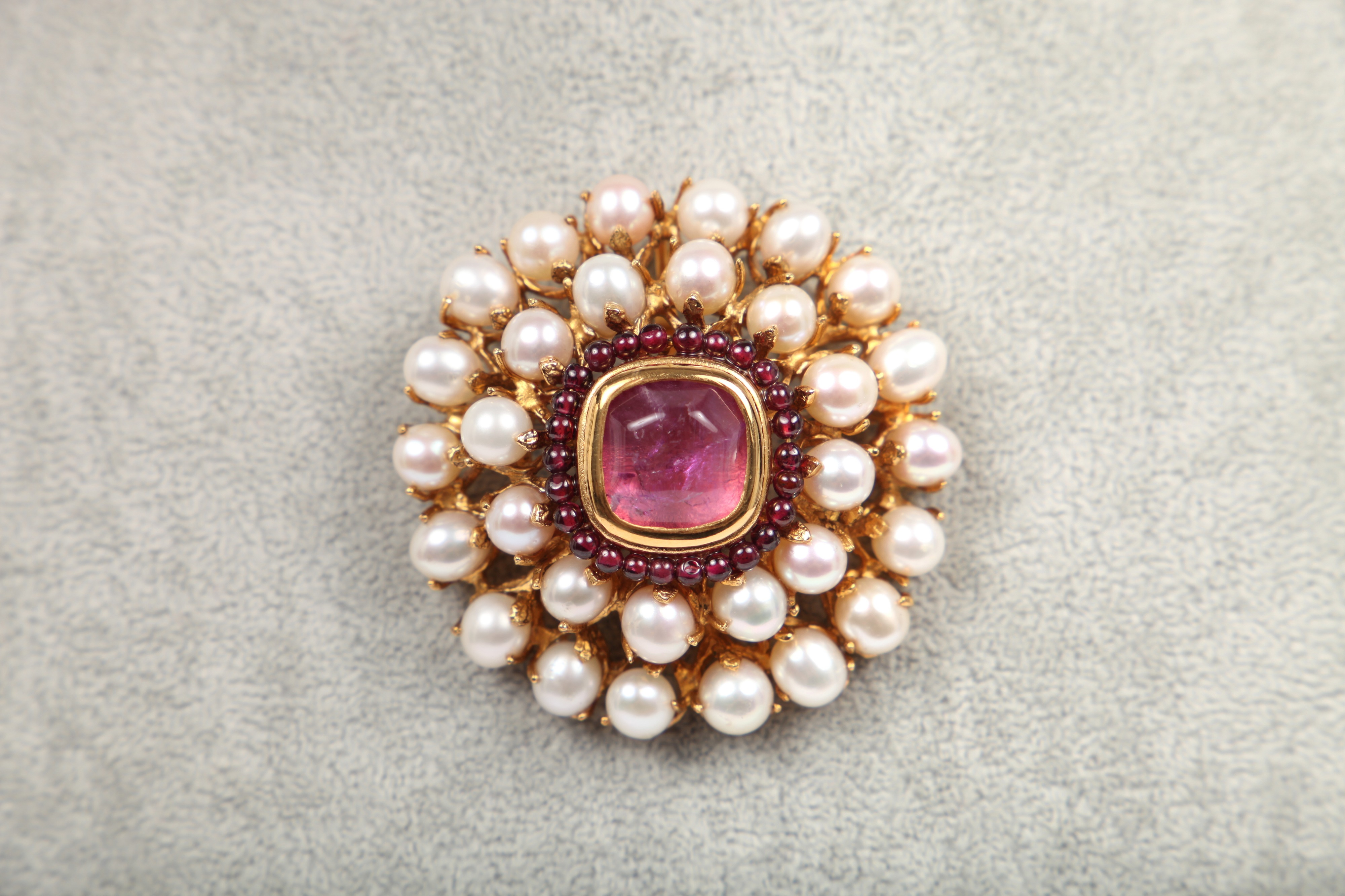 Lot 68 - A Robert Goossens brooch, 1980s,