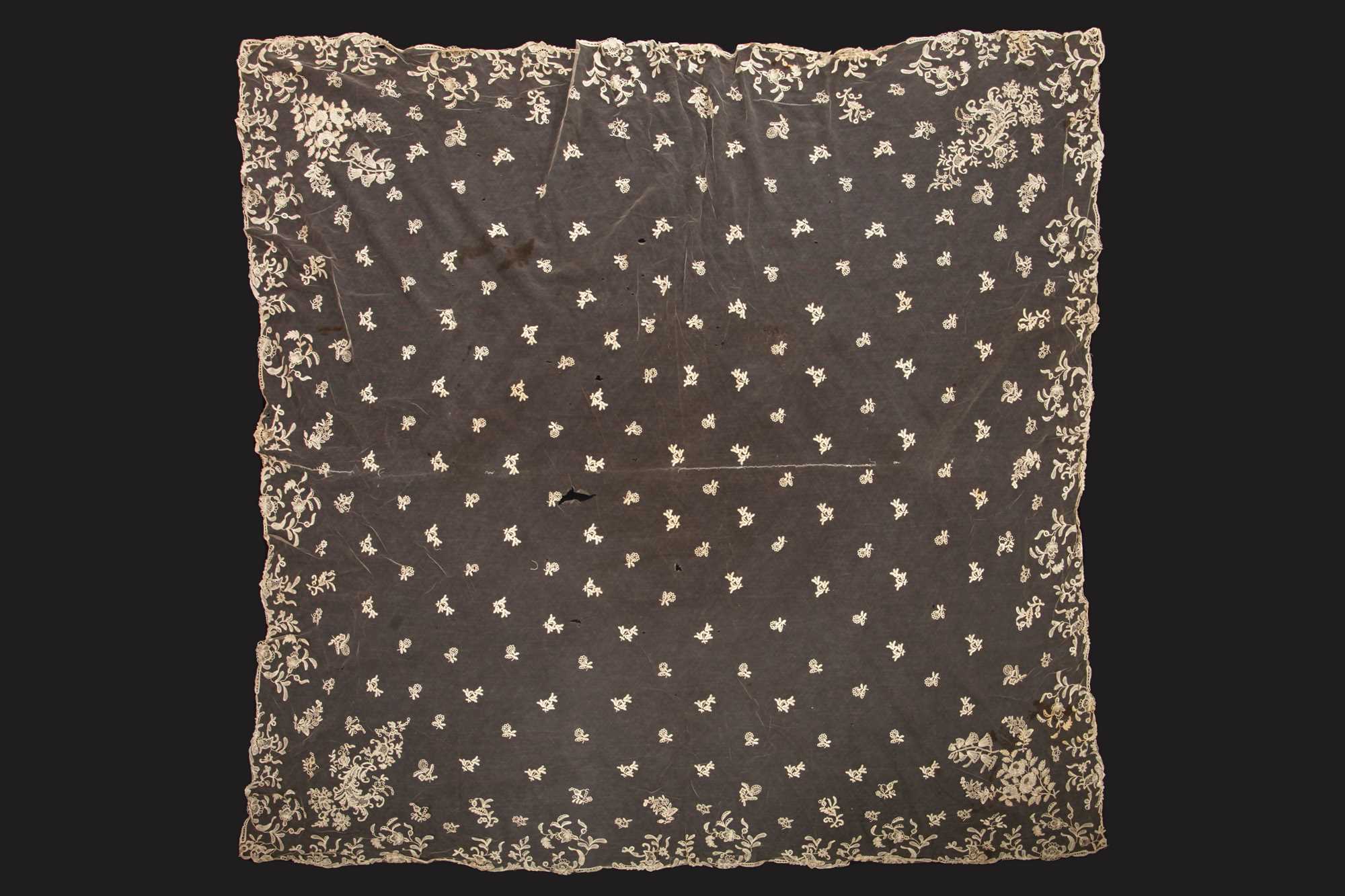 Lot 447 - A good general collection of lace, mainly