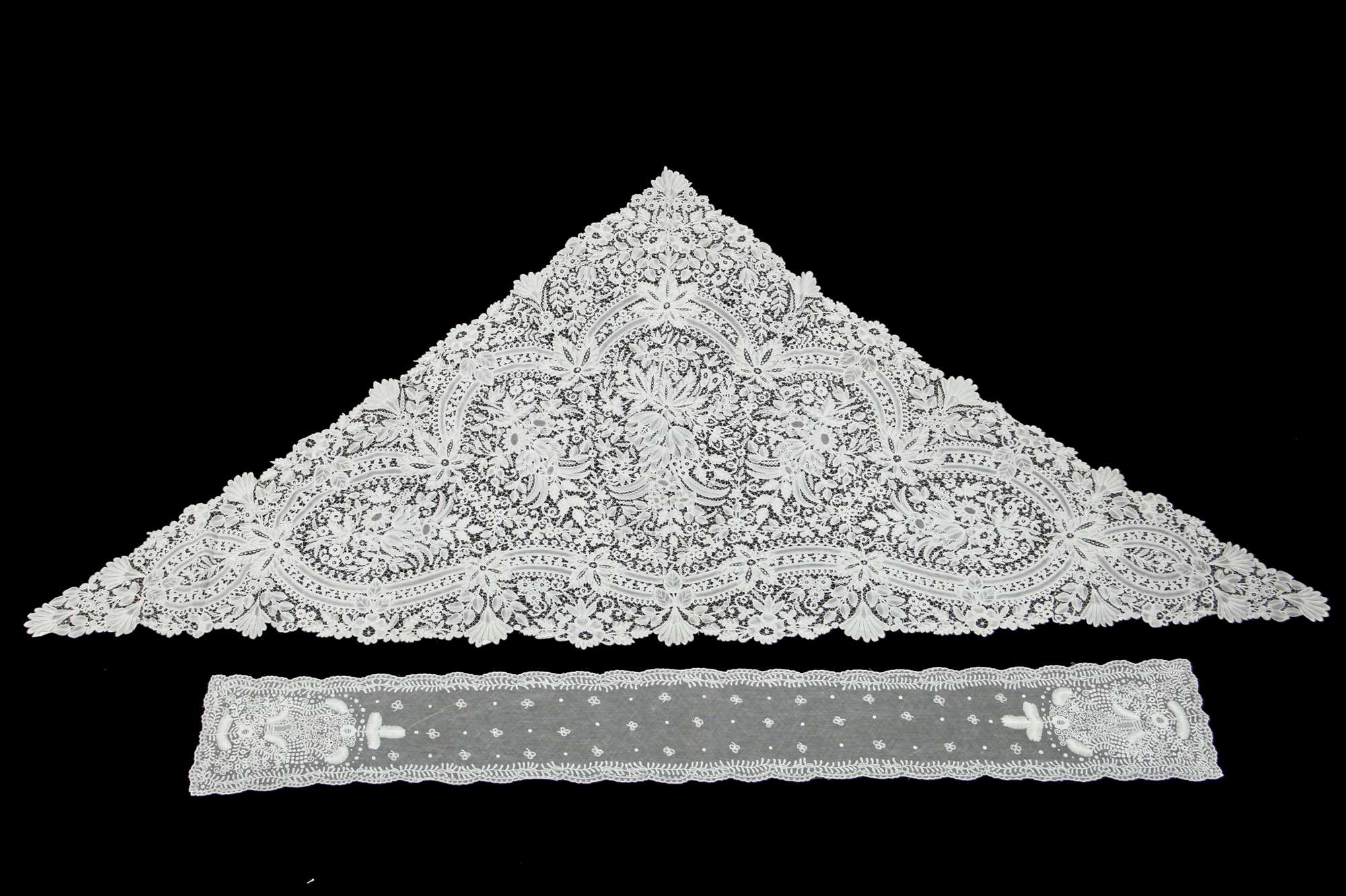 Lot 460 - A group of lace, mainly early 20th century,