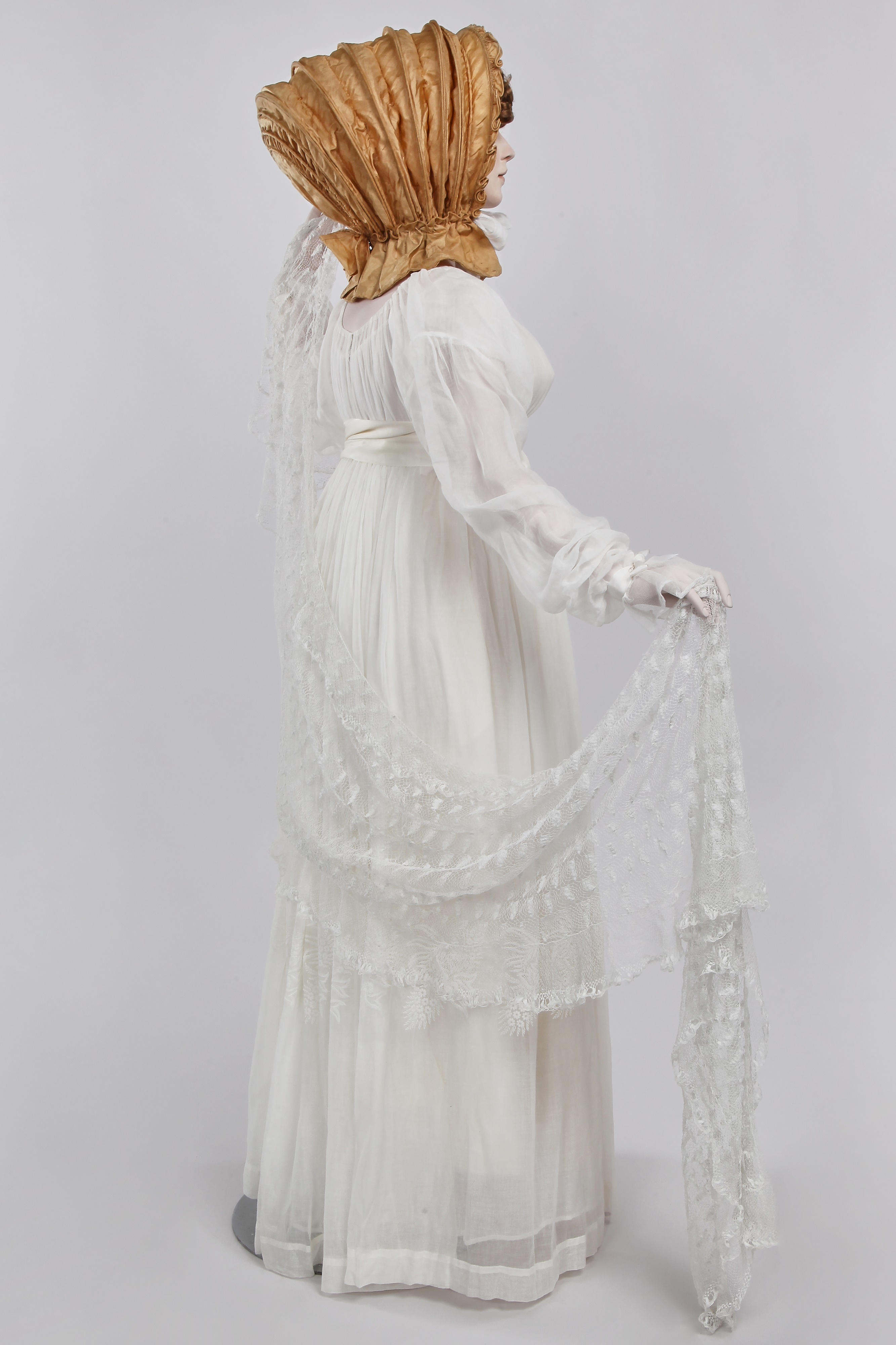 Lot 8 - An Indian muslin robe en chemise, French,
