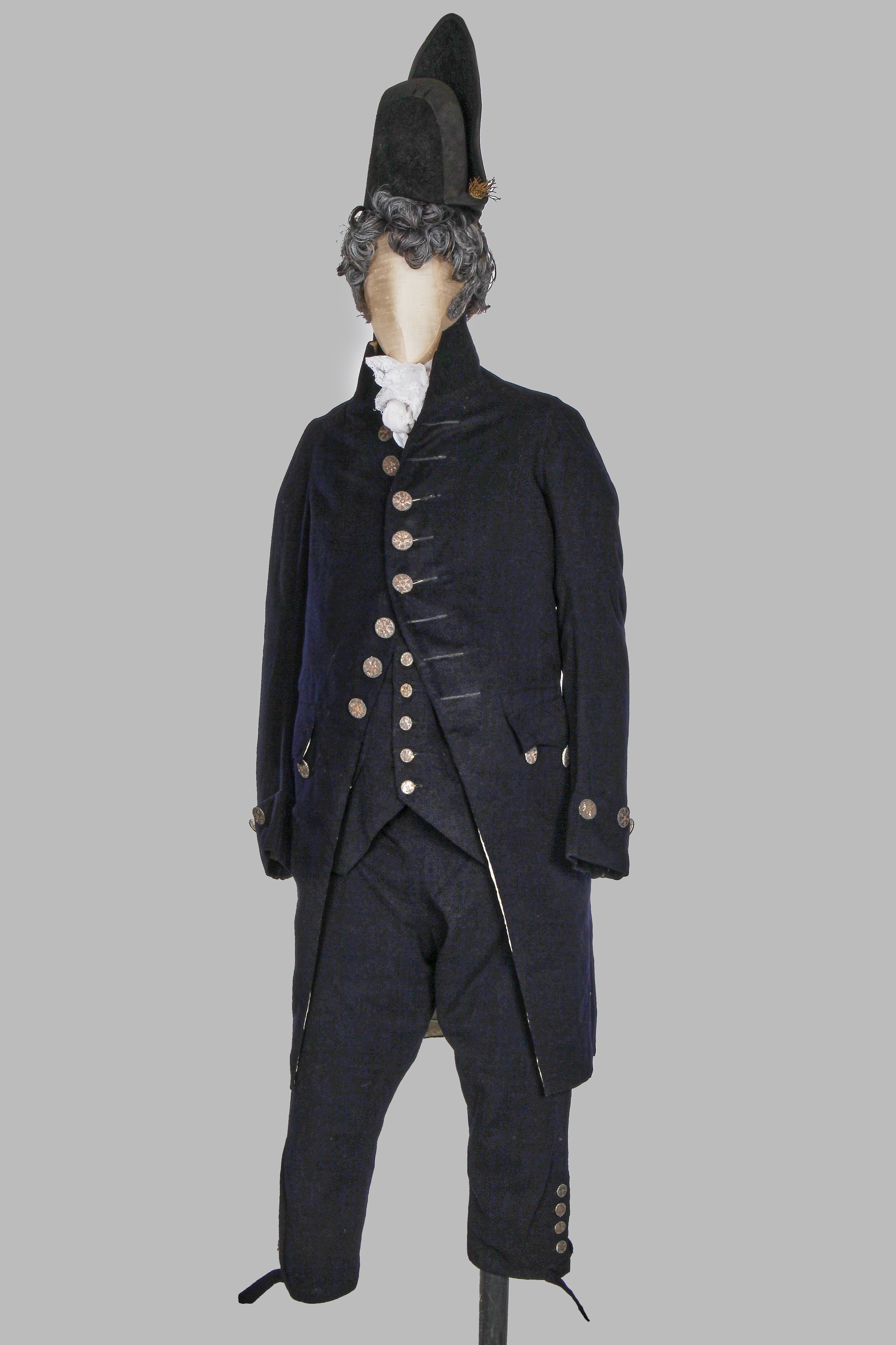 Lot 16 - A navy blue wool gentleman's court suit,