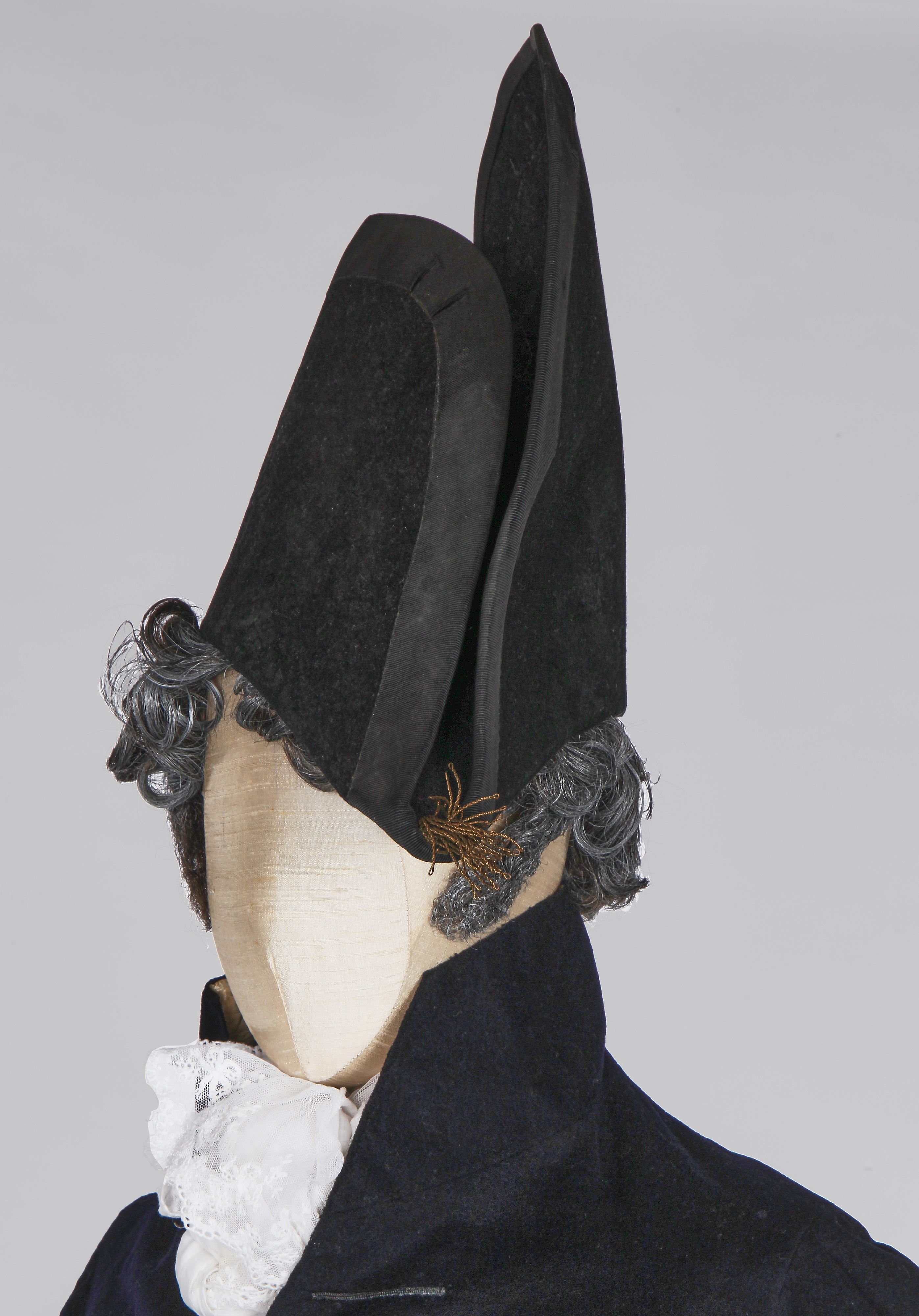 Lot 16 - A navy blue wool gentleman's court suit,