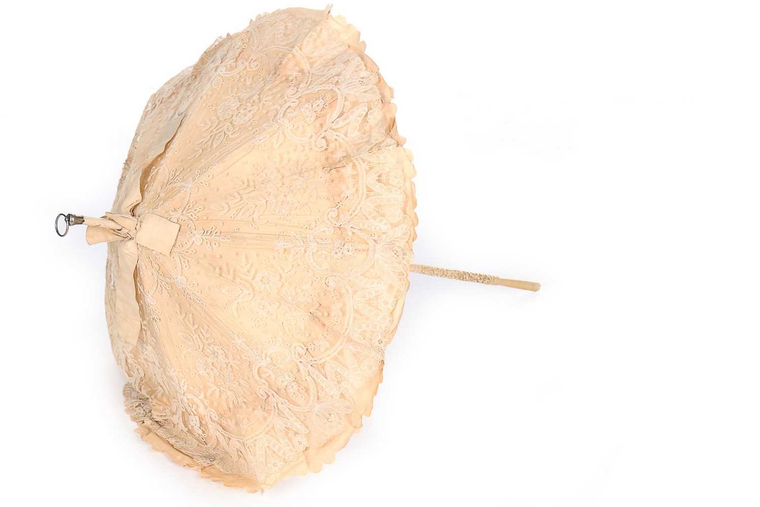 Lot 500 - A fine Brussels lace parasol, circa 1900,