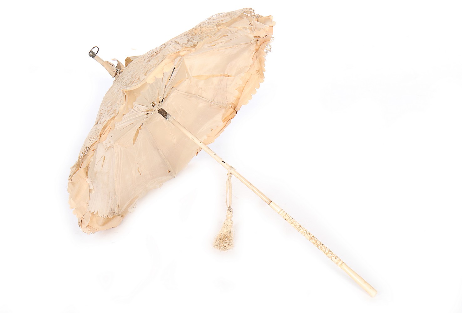 Lot 500 - A fine Brussels lace parasol, circa 1900,