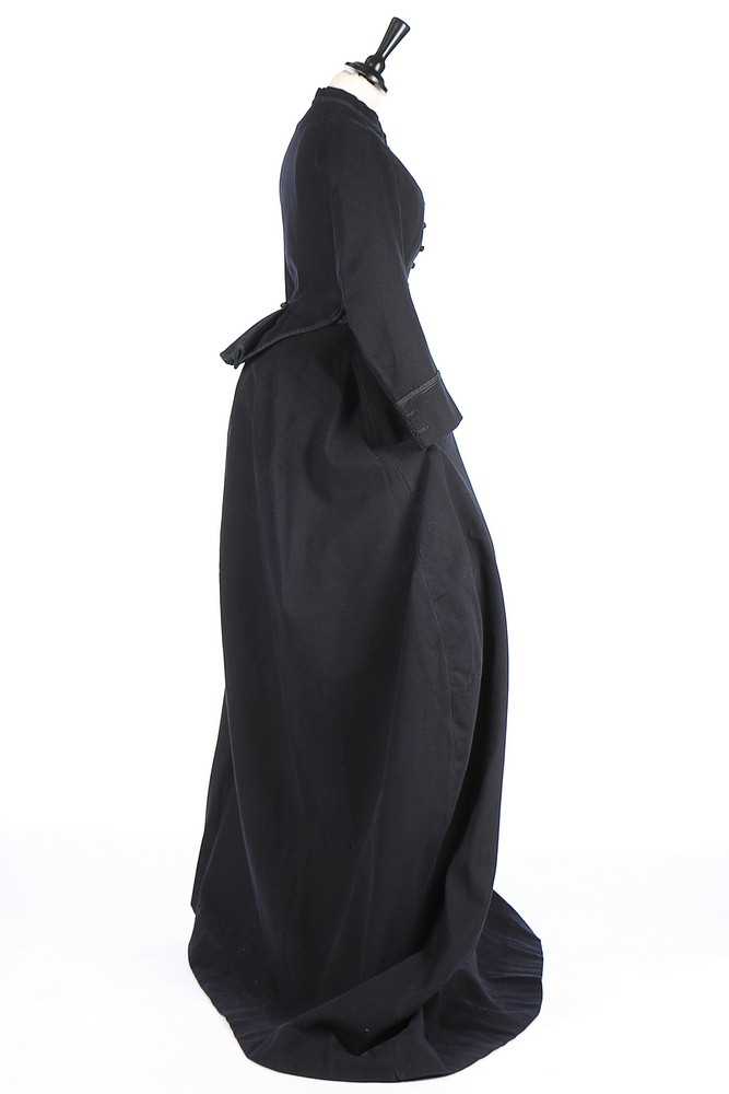 Lot 386 - A Wolmershausen lady's riding habit, circa