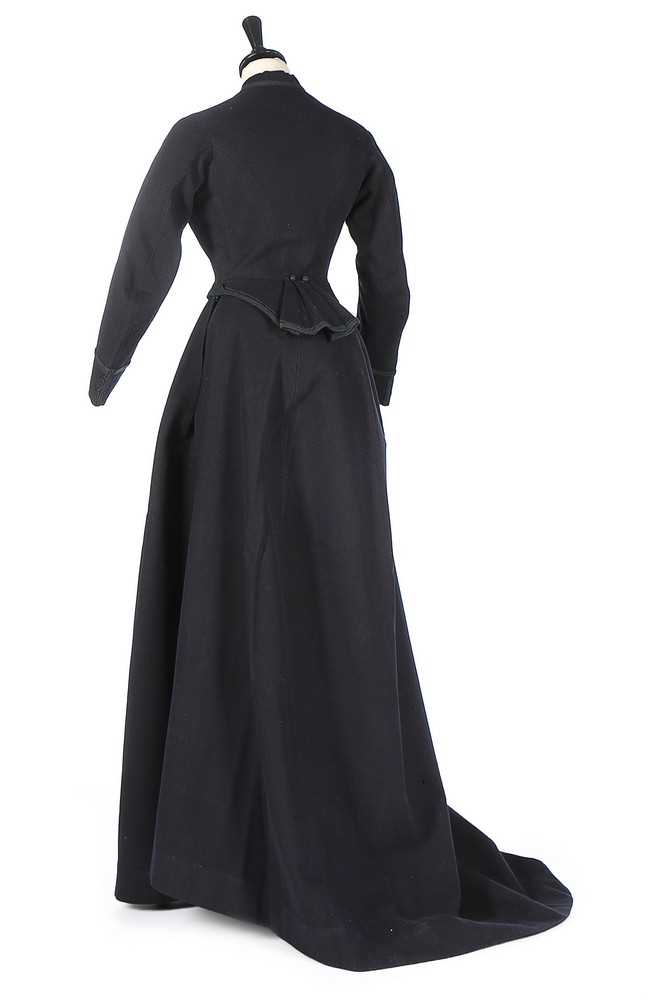 Lot 386 - A Wolmershausen lady's riding habit, circa
