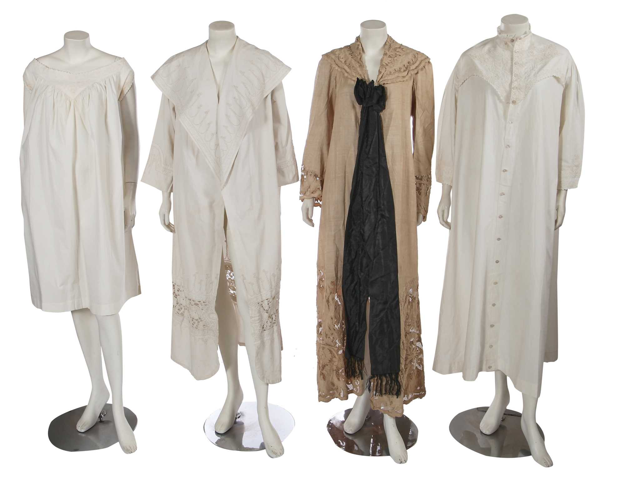 Lot 647 - A group of lingerie and nightwear,