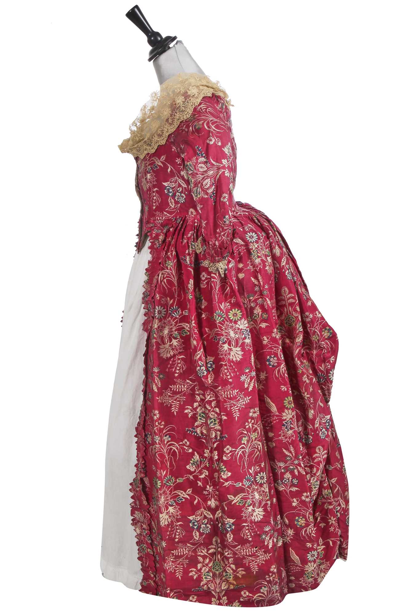 Lot 524 - A fuchsia-pink brocaded silk robe à
