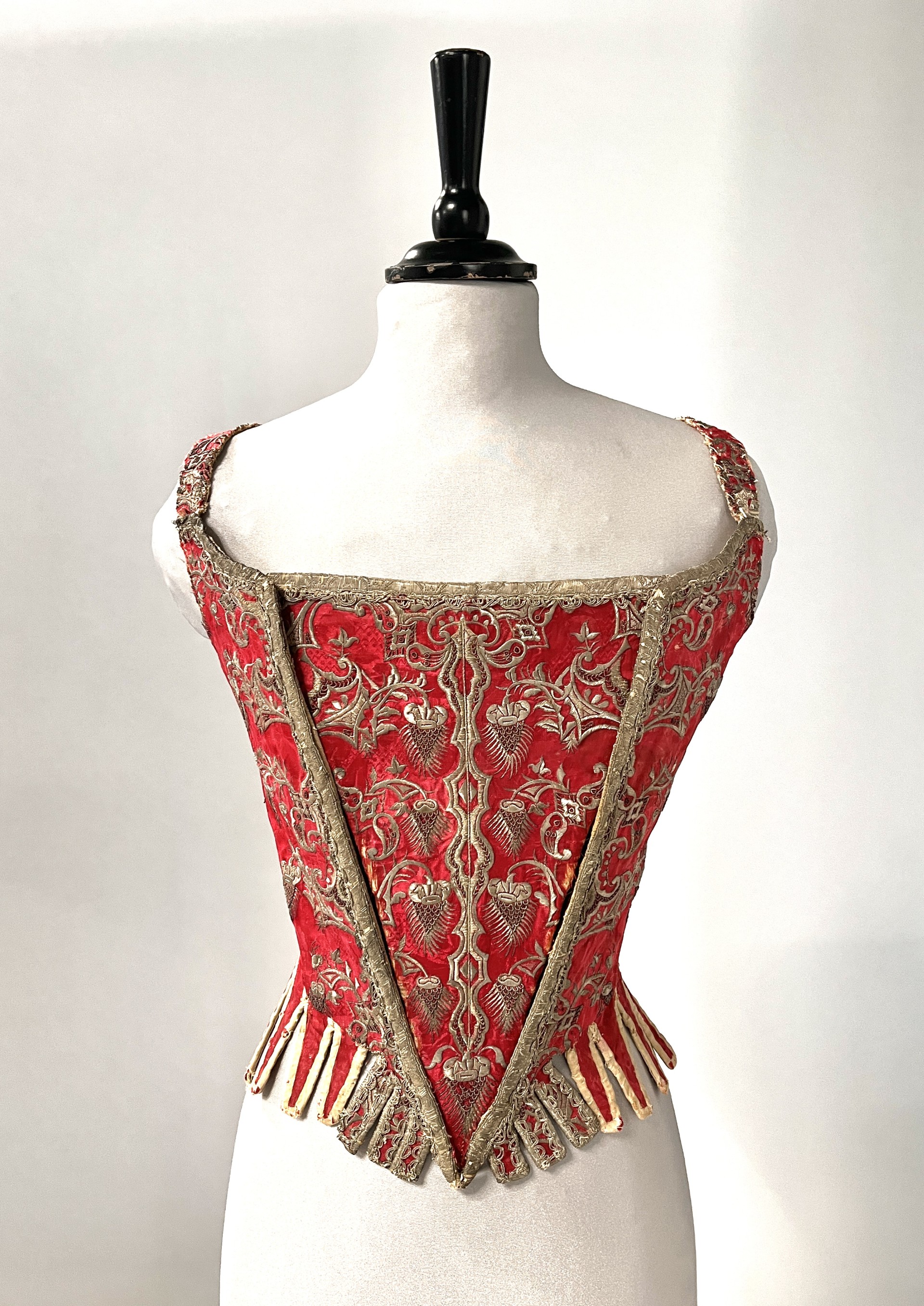 Lot 537 - A pair of scarlet damask smooth covered