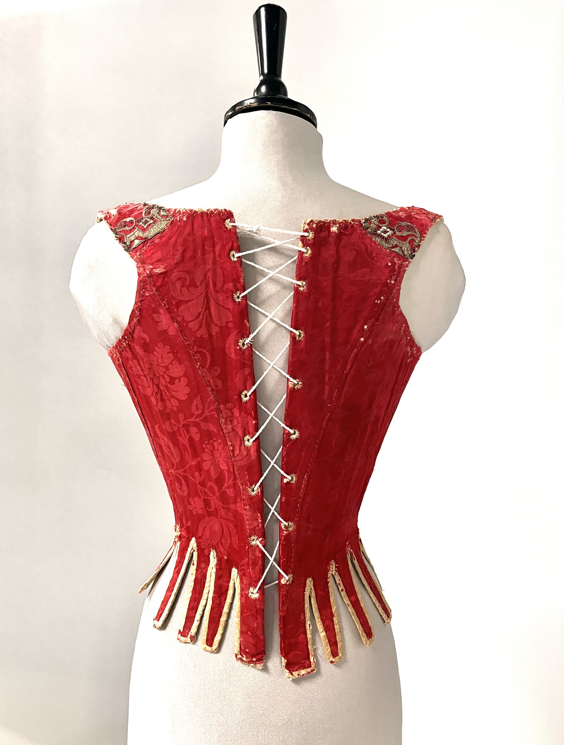 Lot 537 - A pair of scarlet damask smooth covered