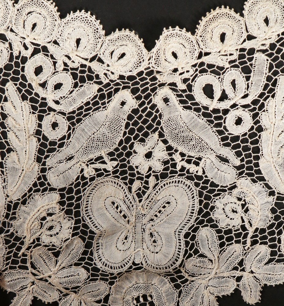 Lot 536 - A group of Honiton lace, mainly collars,