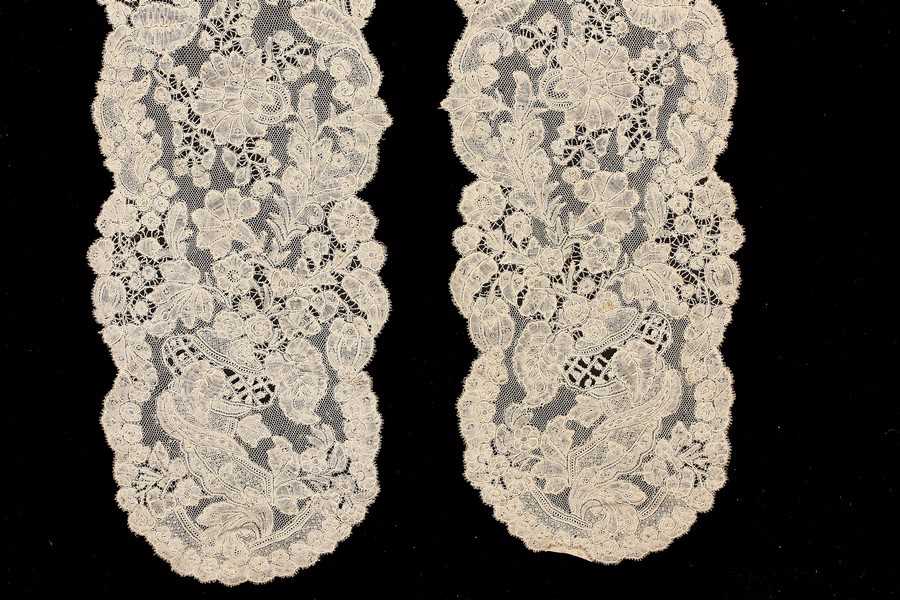 Lot 356 - A good unjoined pair of Point d'Angleterre