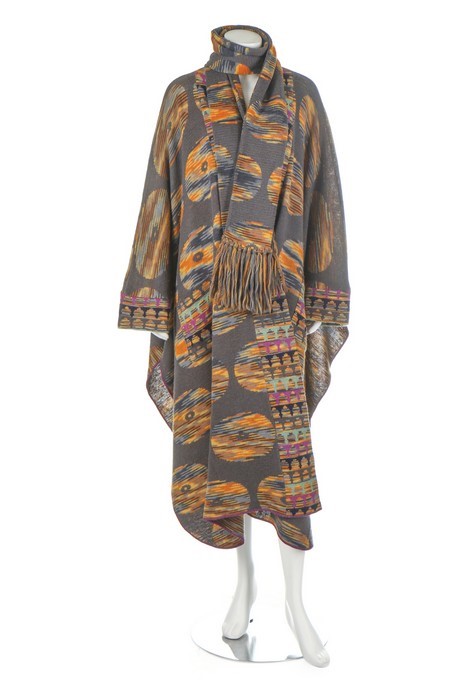 Lot 189 - A fine Bill Gibb knitted kimono coat with