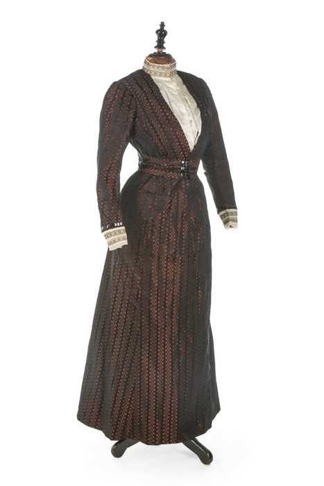 Lot 39 - A Maison Rouff brown and black checked