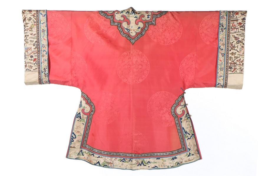 Lot 487 - A pink damask silk informal robe, chang-fu,